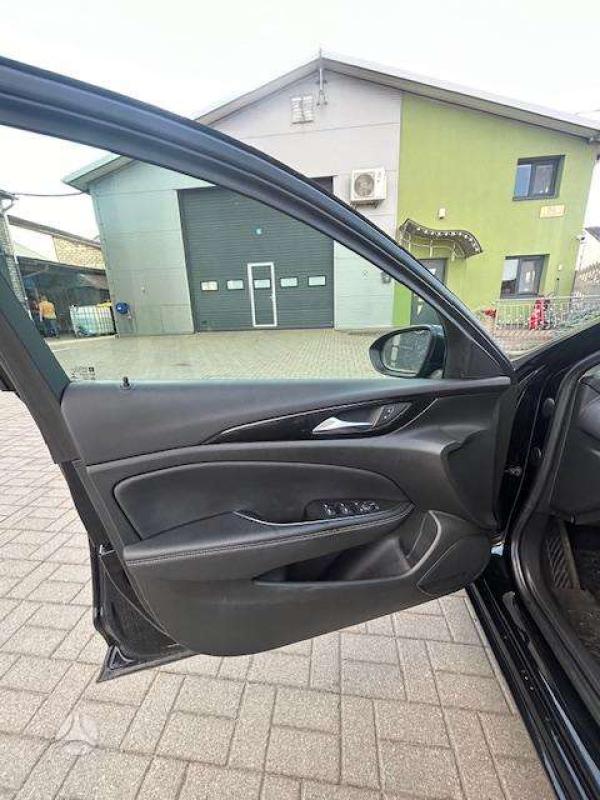 Black Opel Insignia 2021 in Taurage, with an engine capacity of 1.50 L and mileage of 198 thousand km for 10200 €, photo 7 on AUTOMOTO.COM.LV