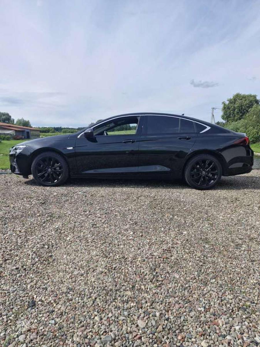 Black Opel Insignia 2022 in Alytus, with an engine capacity of 2.00 L and mileage of 87 thousand km for 15600 €, photo 8 on AUTOMOTO.COM.LV