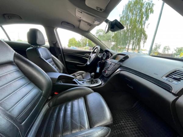 Black Opel Insignia 2009 in Riga, with an engine capacity of 2.00 L and mileage of 0 thousand km for 4900 €, photo 8 on AUTOMOTO.COM.LV