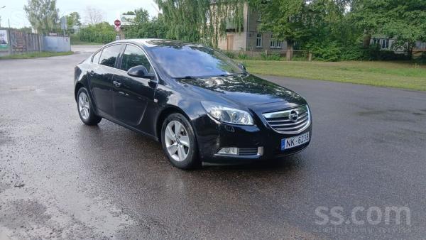 Black Opel Insignia 2009 in Riga, with an engine capacity of 2.00 L and mileage of 252 thousand km for 3500 €, photo 2 on AUTOMOTO.COM.LV