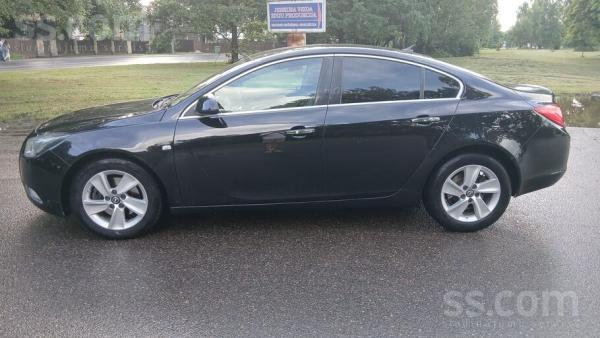 Black Opel Insignia 2009 in Riga, with an engine capacity of 2.00 L and mileage of 252 thousand km for 3500 €, photo 5 on AUTOMOTO.COM.LV