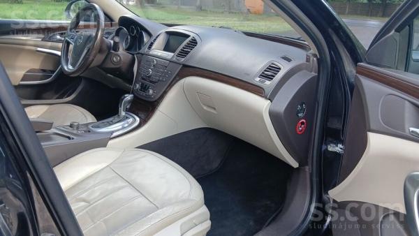 Black Opel Insignia 2009 in Riga, with an engine capacity of 2.00 L and mileage of 252 thousand km for 3500 €, photo 9 on AUTOMOTO.COM.LV