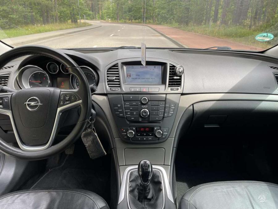 Black Opel Insignia 2009 in Druskininkai, with an engine capacity of 1.96 L and mileage of 233 thousand km for 2990 €, photo 18 on AUTOMOTO.COM.LV