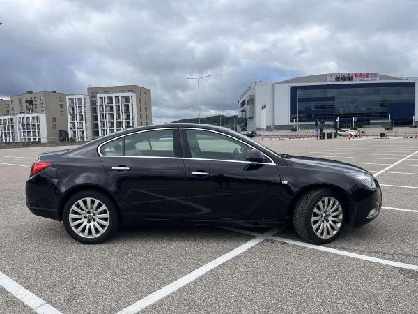 Black Opel Insignia 2009 in Vilnius, with an engine capacity of 1.96 L and mileage of 283 thousand km for 2300 €, photo 1 on AUTOMOTO.COM.LV