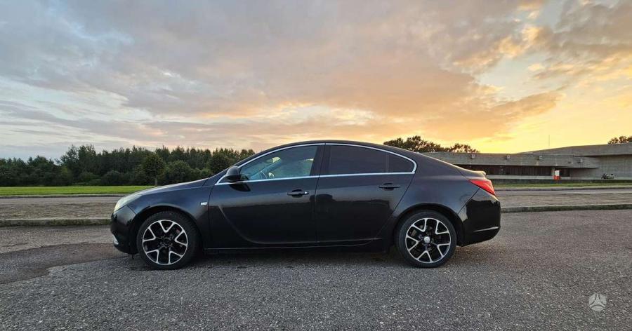 Black Opel Insignia 2009 in Kaunas, with an engine capacity of 1.80 L and mileage of 280 thousand km for 2600 €, photo 1 on AUTOMOTO.COM.LV