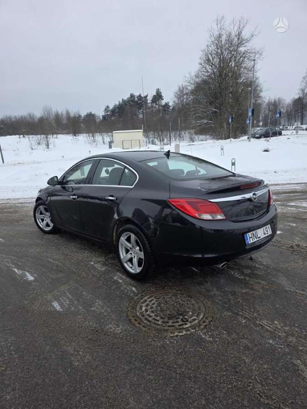 Black Opel Insignia 2010 in Vilnius, with an engine capacity of 1.96 L and mileage of 402 thousand km for 2700 €, photo 2 on AUTOMOTO.COM.LV