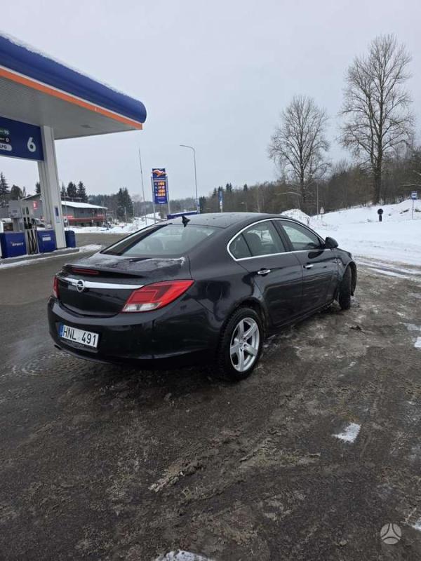 Black Opel Insignia 2010 in Vilnius, with an engine capacity of 1.96 L and mileage of 402 thousand km for 2700 €, photo 4 on AUTOMOTO.COM.LV