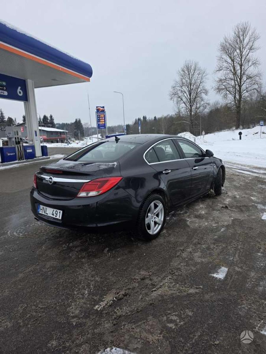 Black Opel Insignia 2010 in Vilnius, with an engine capacity of 1.96 L and mileage of 402 thousand km for 2700 €, photo 4 on AUTOMOTO.COM.LV