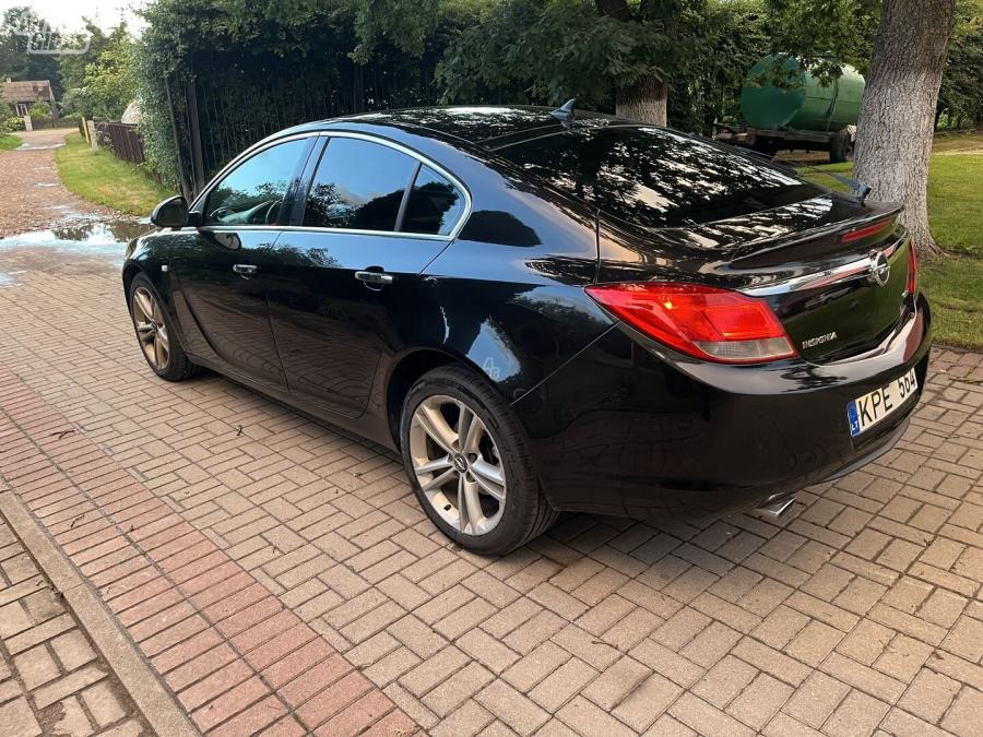 Black Opel Insignia 2010 in Siauliai, with an engine capacity of 2.00 L and mileage of 307 thousand km for 2450 €, photo 1 on AUTOMOTO.COM.LV