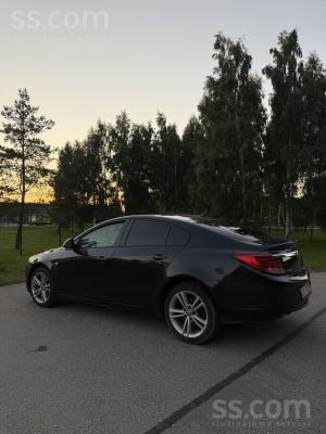 Black Opel Insignia 2010 in Valmiera, with an engine capacity of 2.00 L and mileage of 336 thousand km for 2500 €, photo 4 on AUTOMOTO.COM.LV
