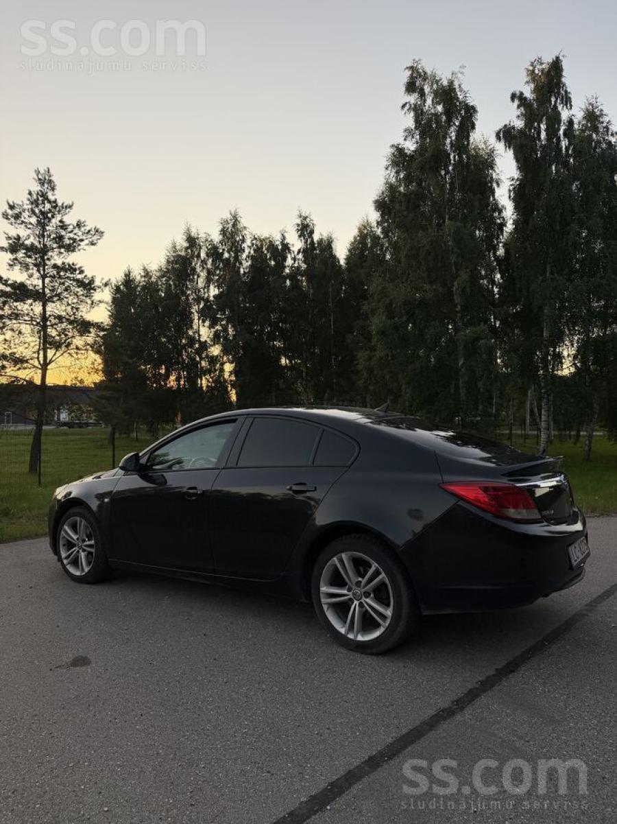 Black Opel Insignia 2010 in Valmiera, with an engine capacity of 2.00 L and mileage of 336 thousand km for 2500 €, photo 4 on AUTOMOTO.COM.LV