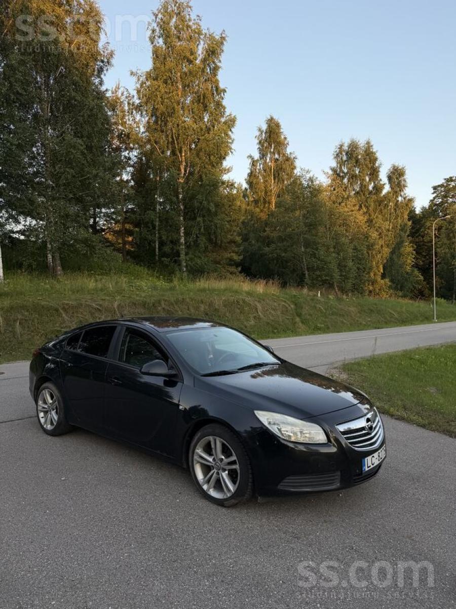 Black Opel Insignia 2010 in Valmiera, with an engine capacity of 2.00 L and mileage of 336 thousand km for 2500 €, photo 5 on AUTOMOTO.COM.LV