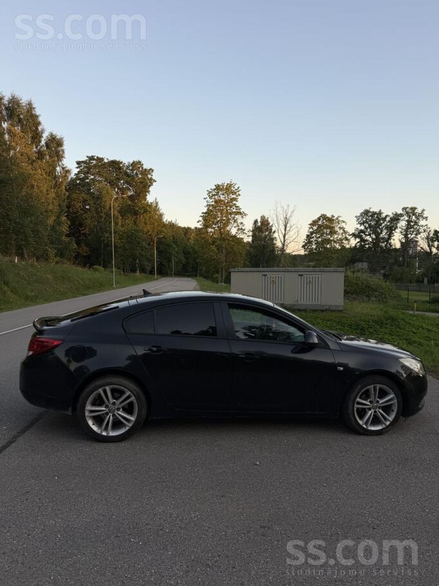 Black Opel Insignia 2010 in Valmiera, with an engine capacity of 2.00 L and mileage of 336 thousand km for 2500 €, photo 6 on AUTOMOTO.COM.LV