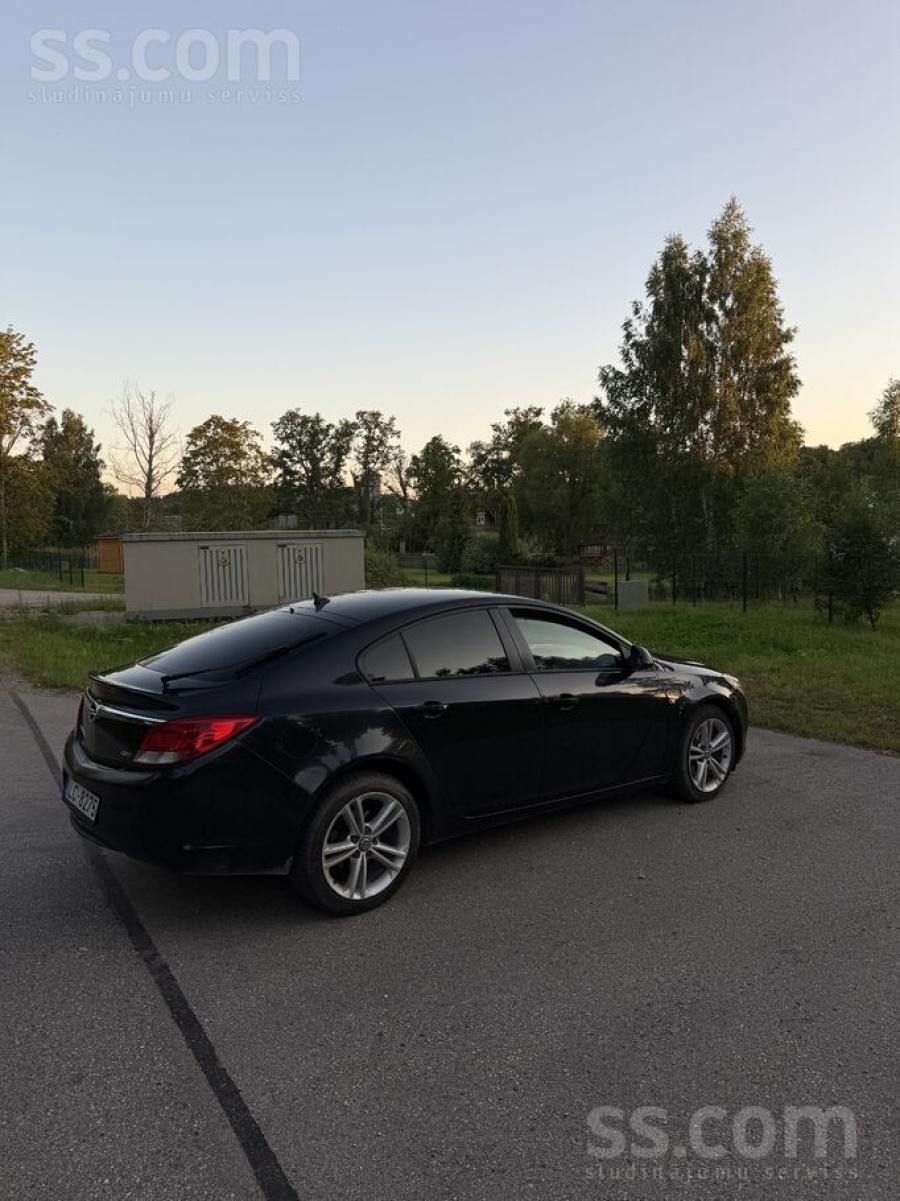 Black Opel Insignia 2010 in Valmiera, with an engine capacity of 2.00 L and mileage of 336 thousand km for 2500 €, photo 7 on AUTOMOTO.COM.LV