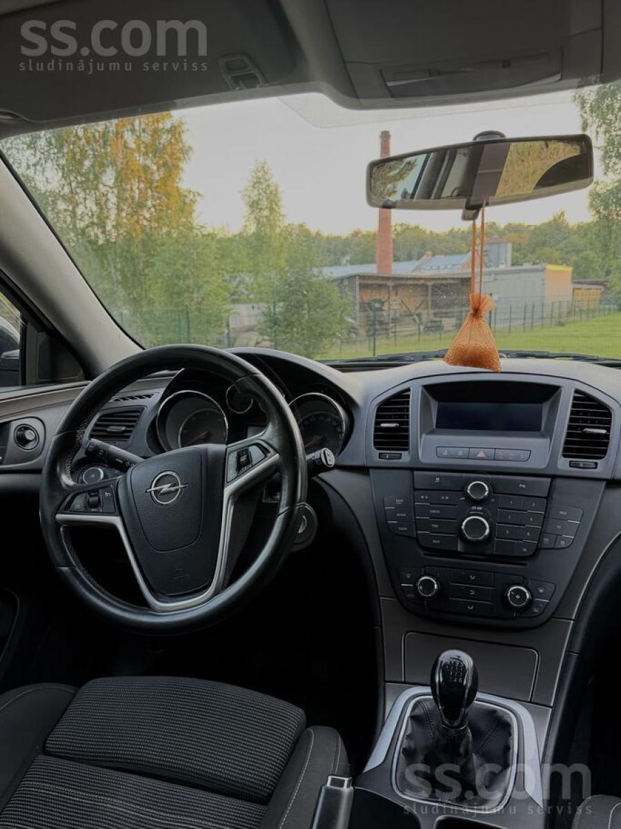 Black Opel Insignia 2010 in Valmiera, with an engine capacity of 2.00 L and mileage of 336 thousand km for 2500 €, photo 8 on AUTOMOTO.COM.LV