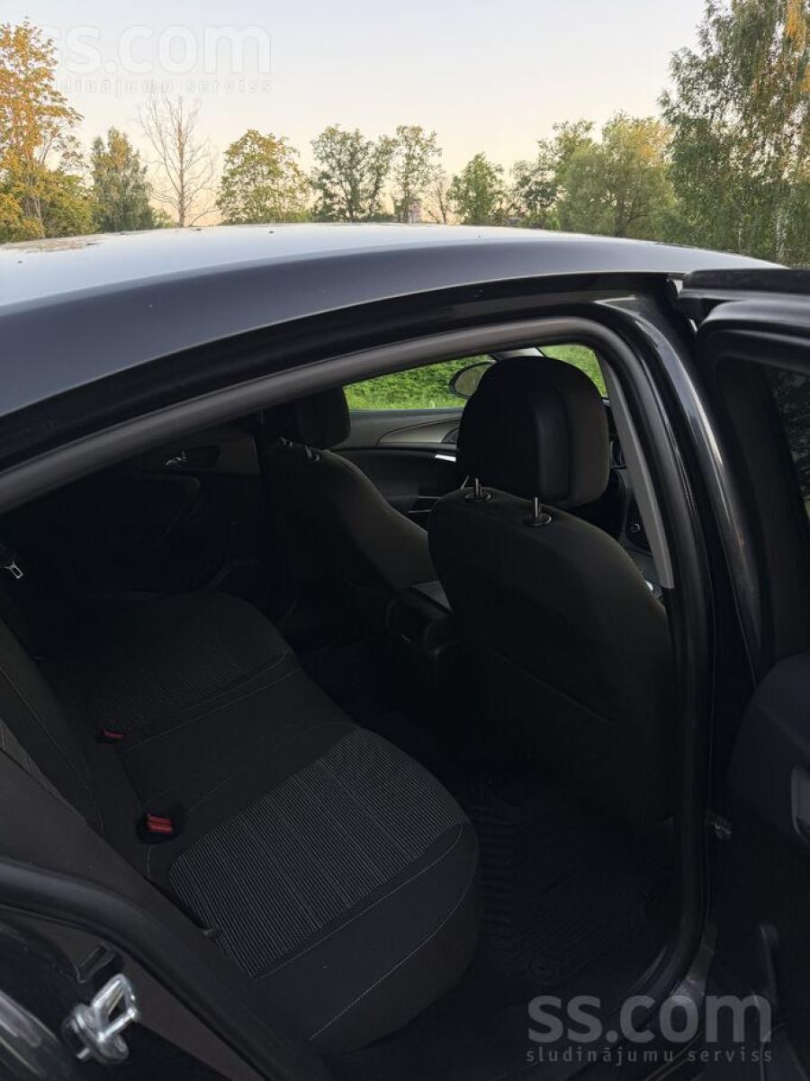 Black Opel Insignia 2010 in Valmiera, with an engine capacity of 2.00 L and mileage of 336 thousand km for 2500 €, photo 9 on AUTOMOTO.COM.LV