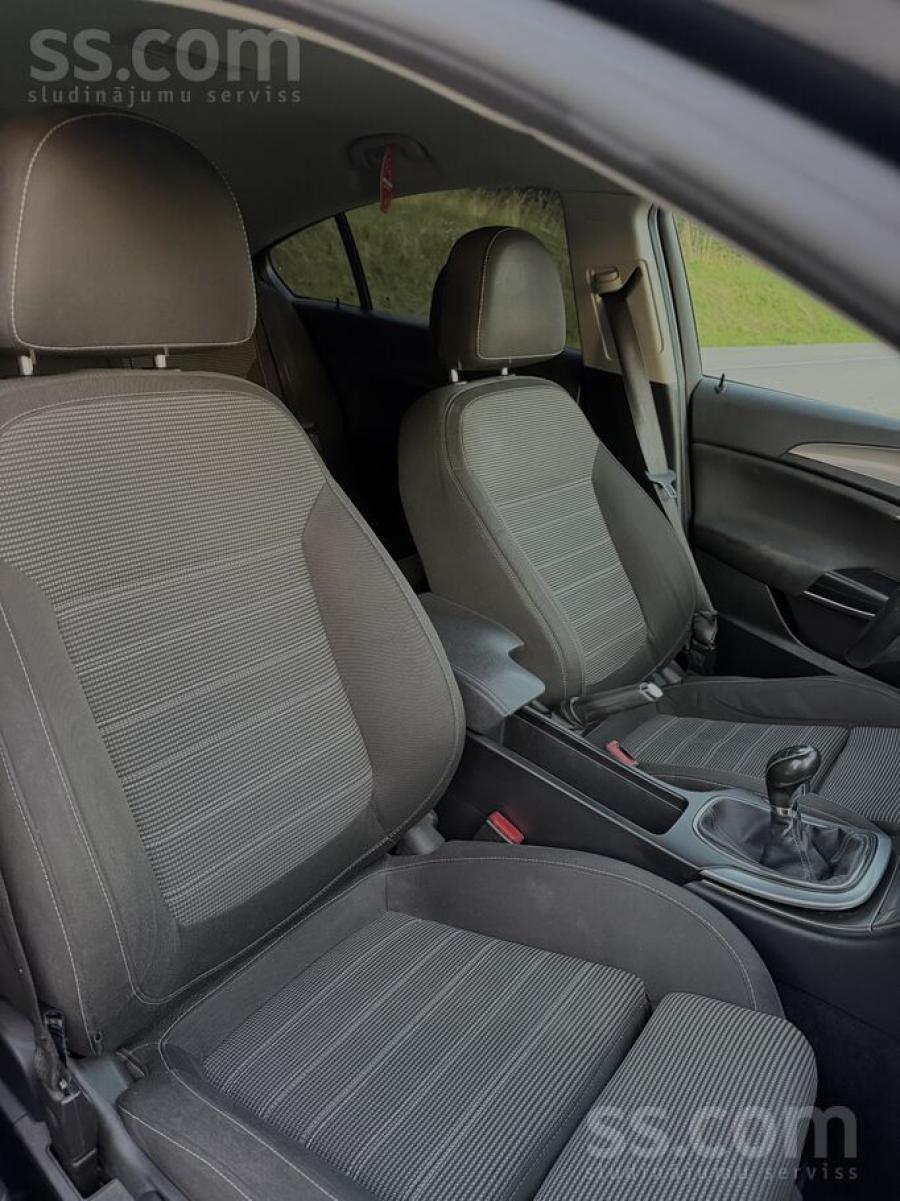 Black Opel Insignia 2010 in Valmiera, with an engine capacity of 2.00 L and mileage of 336 thousand km for 2500 €, photo 10 on AUTOMOTO.COM.LV