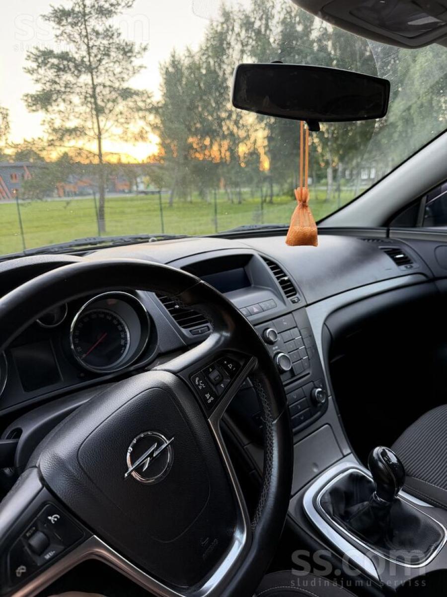 Black Opel Insignia 2010 in Valmiera, with an engine capacity of 2.00 L and mileage of 336 thousand km for 2500 €, photo 11 on AUTOMOTO.COM.LV