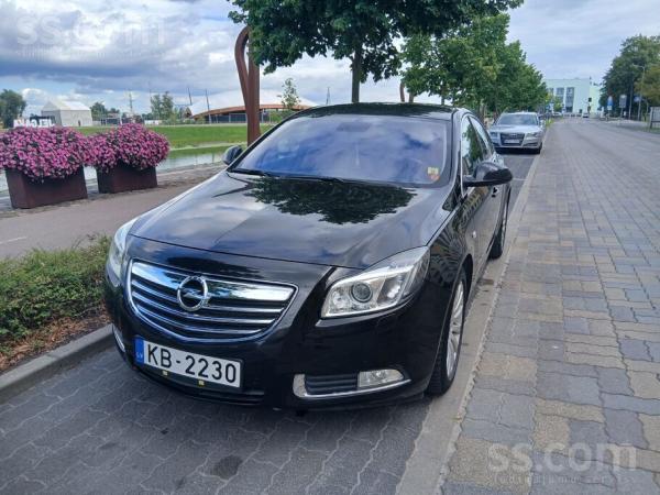 Black Opel Insignia 2010 in Jelgava, with an engine capacity of 2.00 L and mileage of 237 thousand km for 2999 €, photo 1 on AUTOMOTO.COM.LV