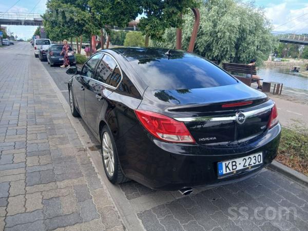 Black Opel Insignia 2010 in Jelgava, with an engine capacity of 2.00 L and mileage of 237 thousand km for 2999 €, photo 2 on AUTOMOTO.COM.LV