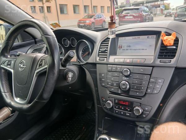 Black Opel Insignia 2010 in Jelgava, with an engine capacity of 2.00 L and mileage of 237 thousand km for 2999 €, photo 3 on AUTOMOTO.COM.LV