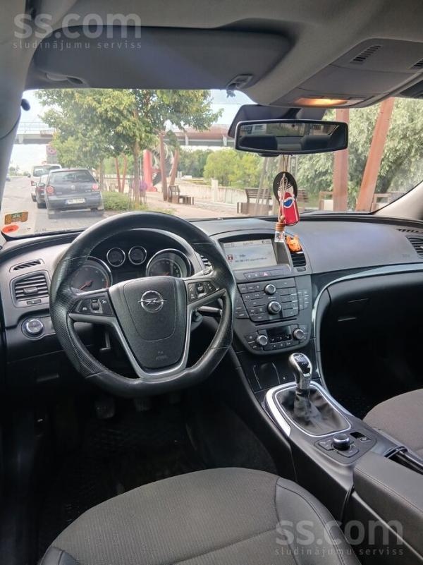 Black Opel Insignia 2010 in Jelgava, with an engine capacity of 2.00 L and mileage of 237 thousand km for 2999 €, photo 4 on AUTOMOTO.COM.LV