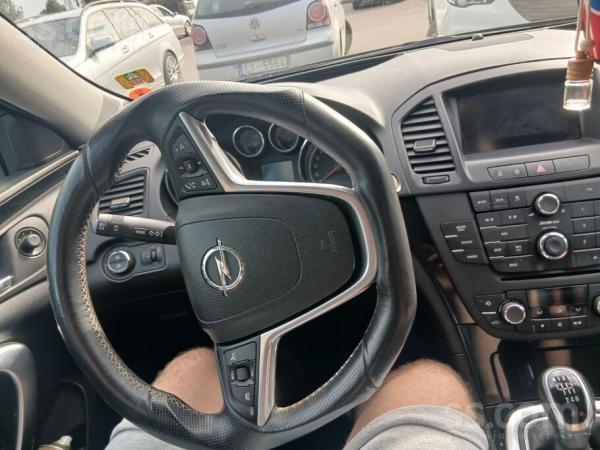 Black Opel Insignia 2010 in Jelgava, with an engine capacity of 2.00 L and mileage of 237 thousand km for 2999 €, photo 5 on AUTOMOTO.COM.LV