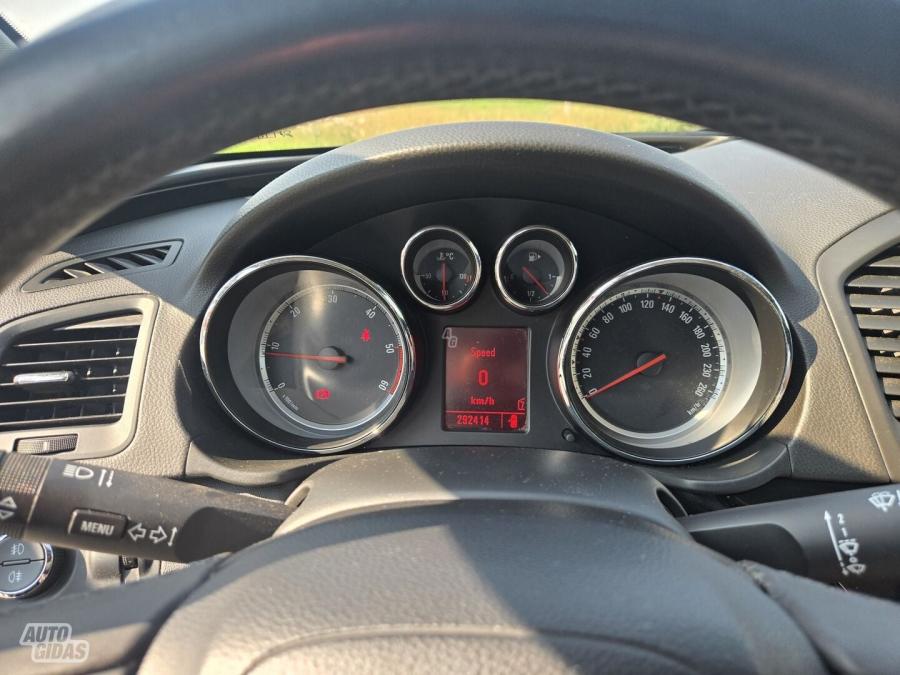 Black Opel Insignia 2010 in Lazdijai, with an engine capacity of 2.00 L and mileage of 292 thousand km for 2600 €, photo 7 on AUTOMOTO.COM.LV