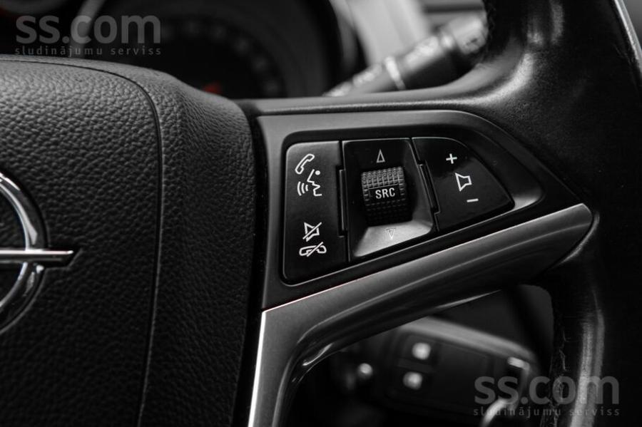 Black Opel Insignia 2011 in Riga, with an engine capacity of 2.00 L and mileage of 328 thousand km for 3250 €, photo 22 on AUTOMOTO.COM.LV