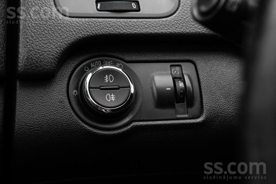 Black Opel Insignia 2011 in Riga, with an engine capacity of 2.00 L and mileage of 328 thousand km for 3250 €, photo 30 on AUTOMOTO.COM.LV