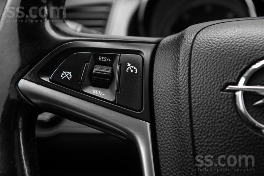 Black Opel Insignia 2011 in Riga, with an engine capacity of 2.00 L and mileage of 328 thousand km for 3250 €, photo 19 on AUTOMOTO.COM.LV