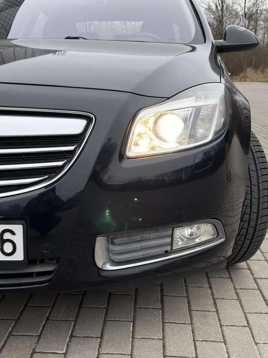Black Opel Insignia 2011 in Mazeikiai, with an engine capacity of 1.96 L and mileage of 263 thousand km for 4499 €, photo 3 on AUTOMOTO.COM.LV