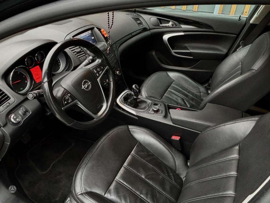 Black Opel Insignia 2011 in Mazeikiai, with an engine capacity of 1.96 L and mileage of 263 thousand km for 4499 €, photo 10 on AUTOMOTO.COM.LV