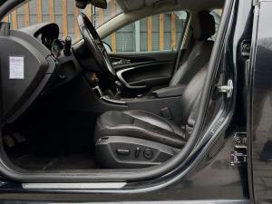 Black Opel Insignia 2011 in Mazeikiai, with an engine capacity of 1.96 L and mileage of 263 thousand km for 4499 €, photo 11 on AUTOMOTO.COM.LV