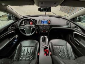 Black Opel Insignia 2011 in Mazeikiai, with an engine capacity of 1.96 L and mileage of 263 thousand km for 4499 €, photo 12 on AUTOMOTO.COM.LV