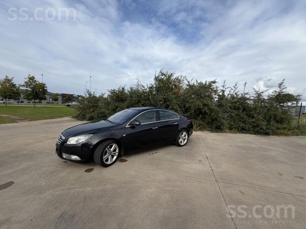 Opel Insignia 2011 in Liepaja on AUTOMOTO.COM.LV Black Opel Insignia 2011 in Liepaja, with an engine capacity of 2.00 L and mileage of 301 thousand km for 3750 €, photo 5 on AUTOMOTO.COM.LV