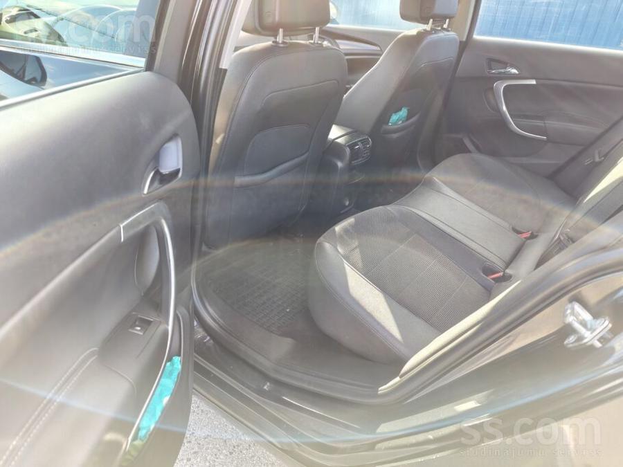 Black Opel Insignia 2011 in Riga, with an engine capacity of 2.00 L and mileage of 151 thousand km for 3200 €, photo 8 on AUTOMOTO.COM.LV