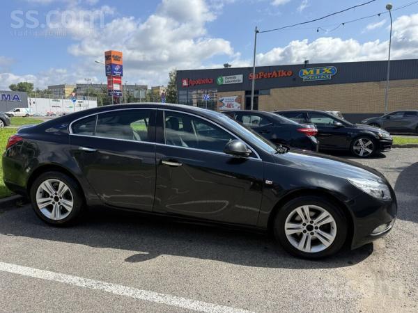 Black Opel Insignia 2013 in Riga, with an engine capacity of 2.00 L and mileage of 259 thousand km for 2500 €, photo 1 on AUTOMOTO.COM.LV
