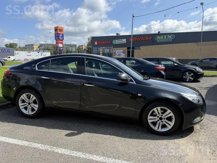 Black Opel Insignia 2013 in Riga, with an engine capacity of 2.00 L and mileage of 259 thousand km for 2500 €, photo 1 on AUTOMOTO.COM.LV