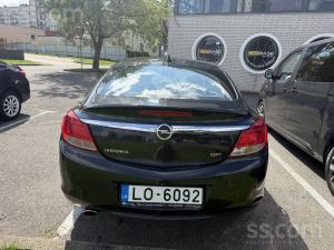 Black Opel Insignia 2013 in Riga, with an engine capacity of 2.00 L and mileage of 259 thousand km for 2500 €, photo 4 on AUTOMOTO.COM.LV