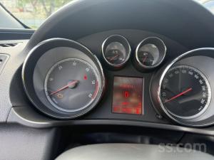 Black Opel Insignia 2013 in Riga, with an engine capacity of 2.00 L and mileage of 259 thousand km for 2500 €, photo 6 on AUTOMOTO.COM.LV