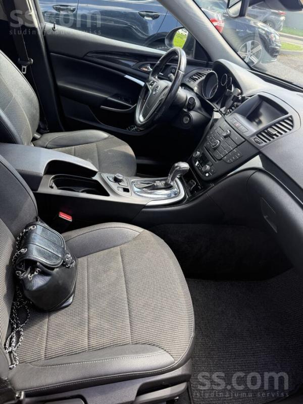 Black Opel Insignia 2013 in Riga, with an engine capacity of 2.00 L and mileage of 259 thousand km for 2500 €, photo 9 on AUTOMOTO.COM.LV