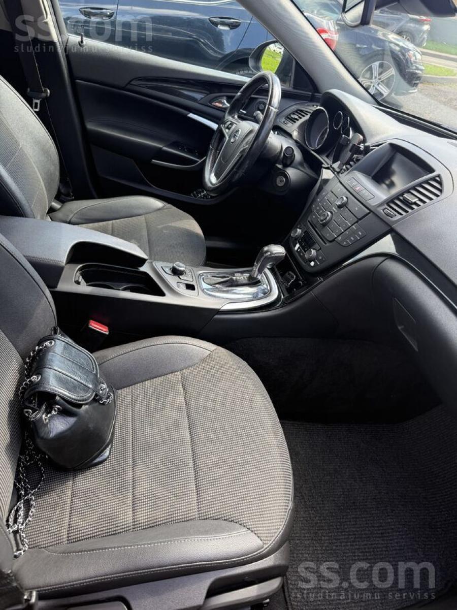 Black Opel Insignia 2013 in Riga, with an engine capacity of 2.00 L and mileage of 259 thousand km for 2500 €, photo 9 on AUTOMOTO.COM.LV