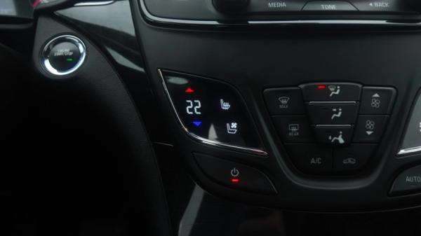 Black Opel Insignia 2017 in Riga, with an engine capacity of 2.00 L and mileage of 213 thousand km for 7200 €, photo 5 on AUTOMOTO.COM.LV