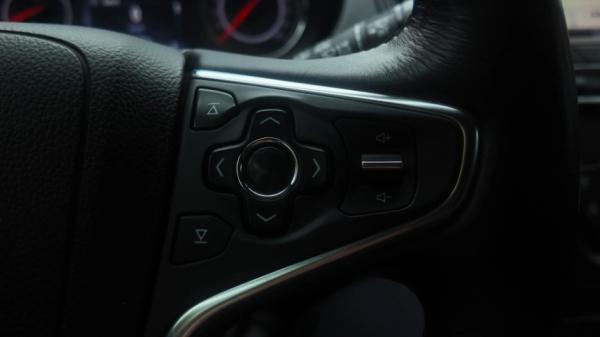 Black Opel Insignia 2017 in Riga, with an engine capacity of 2.00 L and mileage of 213 thousand km for 7200 €, photo 7 on AUTOMOTO.COM.LV