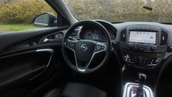 Black Opel Insignia 2017 in Riga, with an engine capacity of 2.00 L and mileage of 213 thousand km for 7200 €, photo 10 on AUTOMOTO.COM.LV