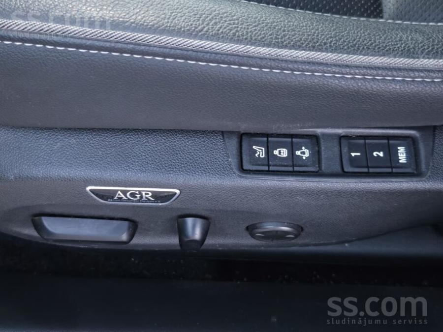 Black Opel Insignia 2020 in Jurmala, with an engine capacity of 2.00 L and mileage of 159 thousand km for 15500 €, photo 17 on AUTOMOTO.COM.LV
