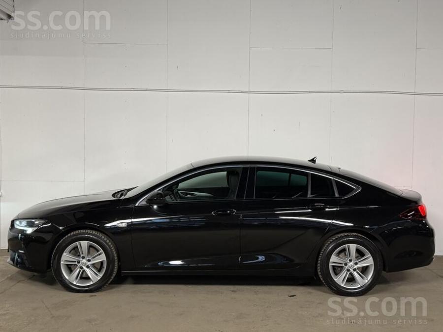 Black Opel Insignia 2020 in Jurmala, with an engine capacity of 2.00 L and mileage of 141 thousand km for 13850 €, photo 6 on AUTOMOTO.COM.LV