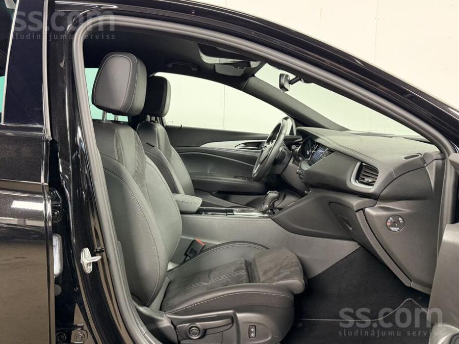 Black Opel Insignia 2020 in Jurmala, with an engine capacity of 2.00 L and mileage of 141 thousand km for 13850 €, photo 18 on AUTOMOTO.COM.LV