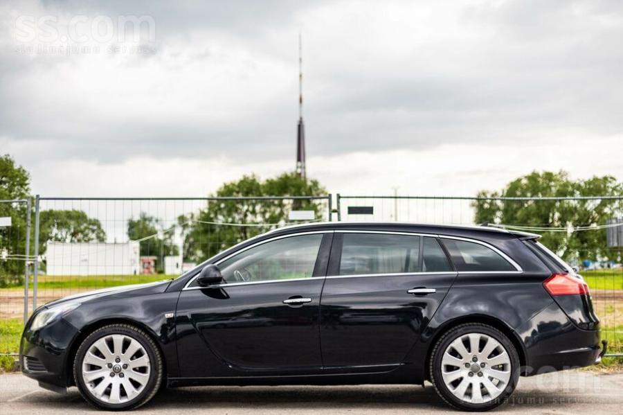 Black Opel Insignia 2009 in Riga, with an engine capacity of 2.00 L and mileage of 331 thousand km for 4990 €, photo 4 on AUTOMOTO.COM.LV